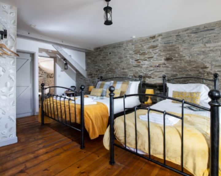 Spacious Family Room With Bathroom. - Boscastle