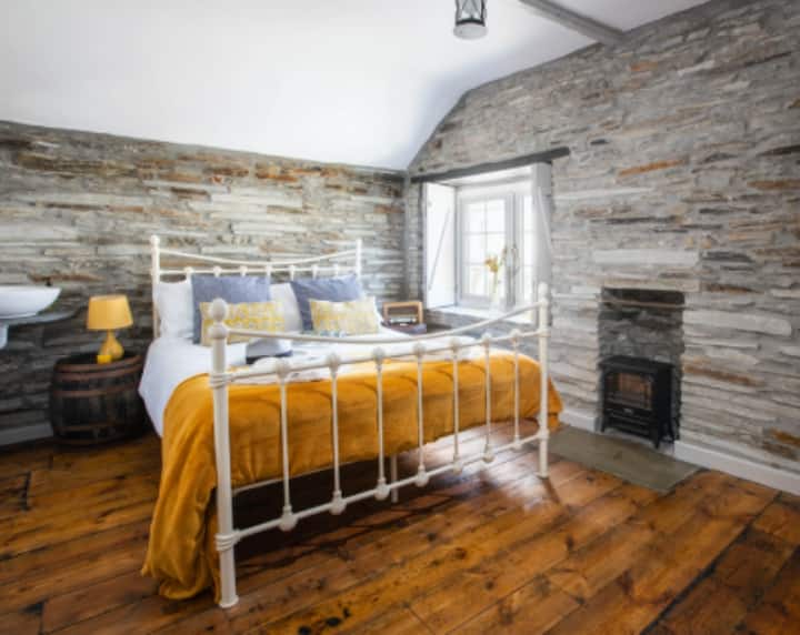 Large Double Bedroom With En-suite Shower Room - Tintagel