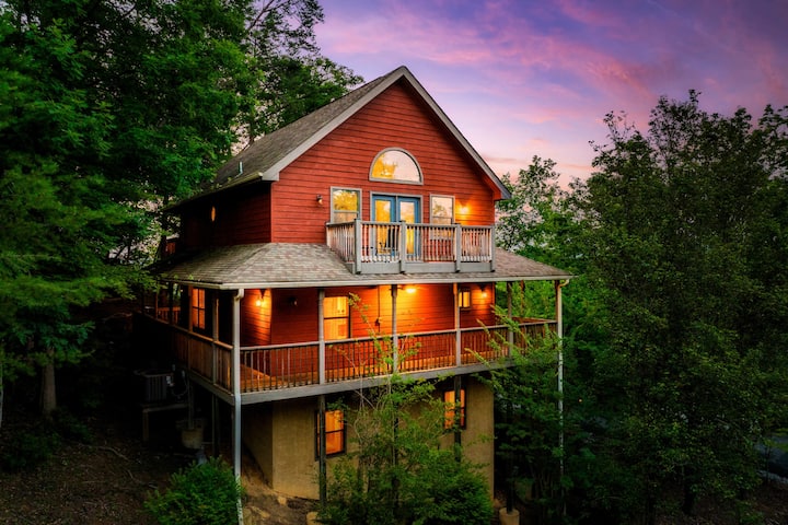 Dollywood Cabin: Hot Tub, Game Room & Family Fun! - Pigeon Forge, TN