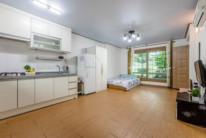 #가족과 연인들의 휴가 #단체모임 엠티 # 아름다운 자연전경의 숙소 별관 화이트 - 연천군