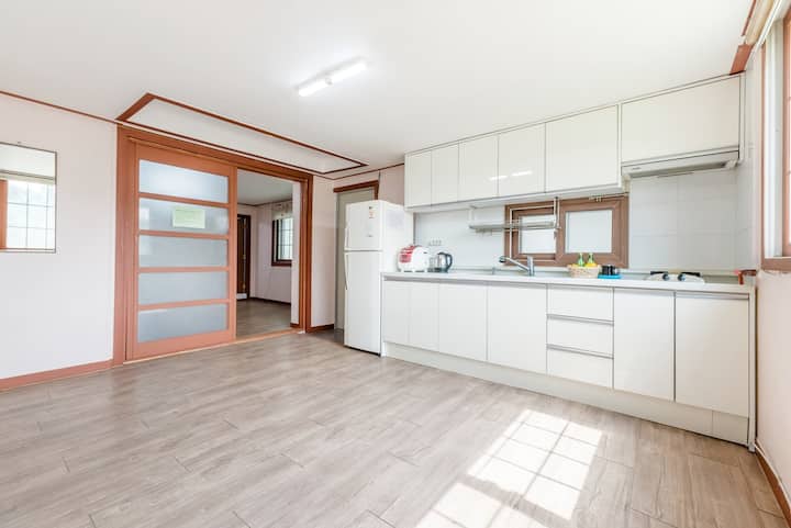 #가족과 연인들의 휴가 #단체모임 엠티 # 아름다운 자연전경의 숙소 B동 오렌지 - 전곡읍