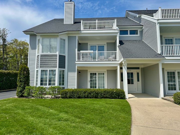 Walk To Beach! Quiet, Main Floor Condo. - Harbor Springs, MI