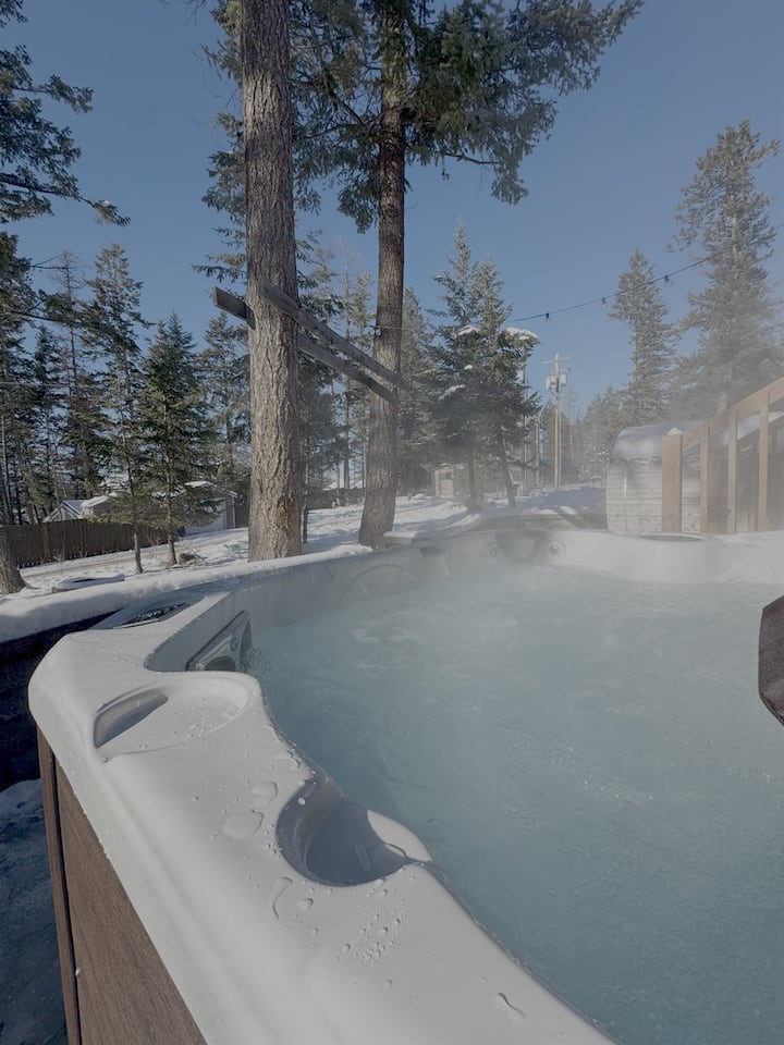 Happy Trails Hideaway | Hot Tub | Sleeps 12 | - Columbia Falls, MT