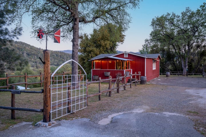 Perfectly Located Yosemite Boho Cabin With Hot Tub - Oakhurst