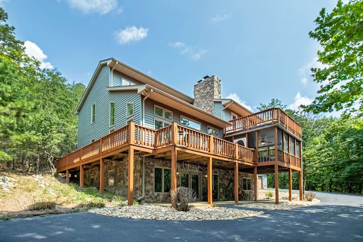 Newly Added Hot Tub, Screen Porch, Fireplace, Deck - Massanutten, VA