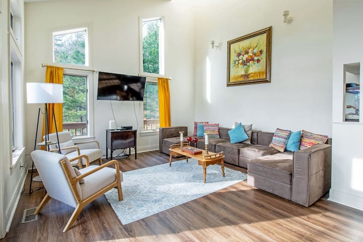 Screened Porch, Fireplace, Deck! - 해리슨버그