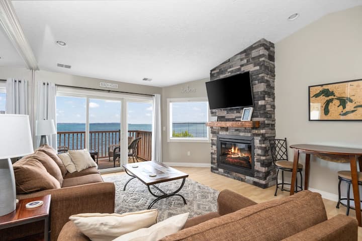 Beachside 329 Waterfront Condo - East Bay Township