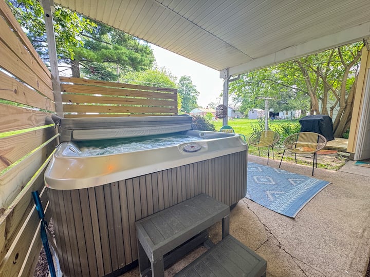 Hot Tub! Mid-century Modern Themed Home - Vermilion, OH