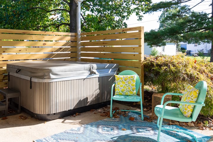 Hot Tub! Mid-century Modern Themed Home - Vermilion, OH