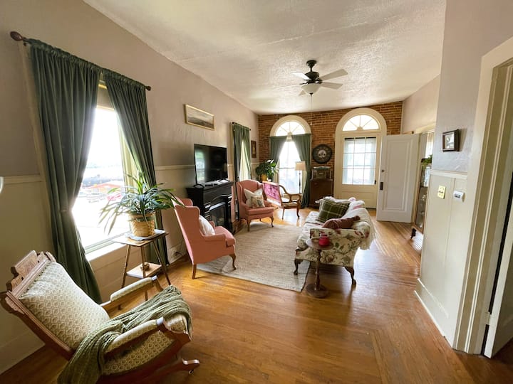 Historic Victorian Apartment - Prairie du Chien, WI