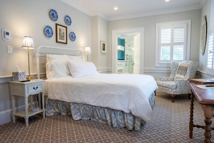 Farmhouse Elegance: Tranquil Skies Room 201 - Columbia, MD