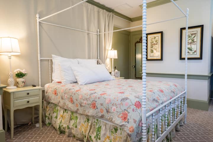 Farmhouse Elegance: Historic Inn Retreat Room 202 - Columbia, MD