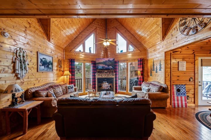 Jetted Tubs, Games, Air Hockey, Pet Friendly - Pigeon Forge, TN