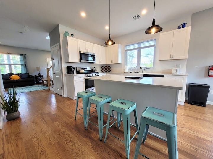 This Townhouse Is A 4 Bedroom(s), 2.5 Bathrooms, Located In Neptune City, Nj. - Bradley Beach, NJ