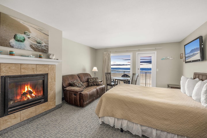 Ground Floor Fireplace Studio - Ocean View & Beach - Oregon