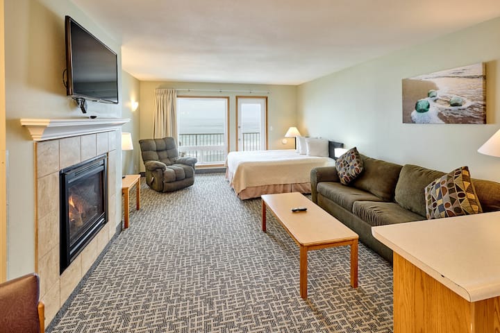 Oceanfront Fireplace Suite - Full Kitchen - Pool & - Lincoln City, OR