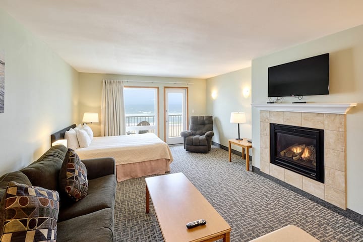 Fireplace Suite With King Bed! Full Kitchen! Wifi! - Lincoln City, OR