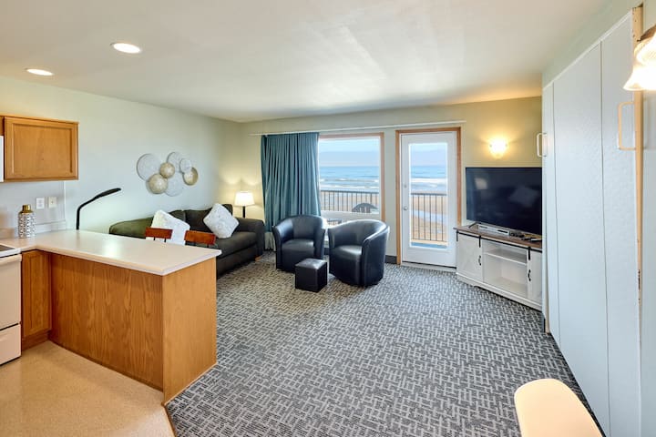Beachfront Suite - Ocean Views - Heated Pool & Hot Tub! - リンカーン・シティ, OR