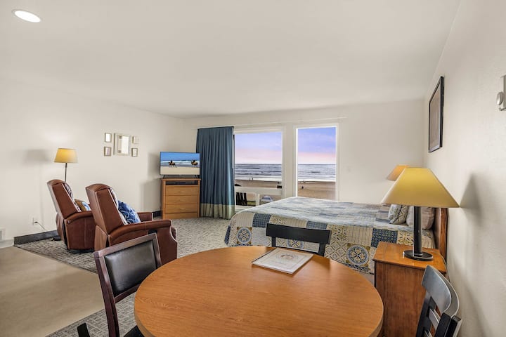Oceanfront Condo - Beach Access - King Bed & Full - Lincoln City, OR