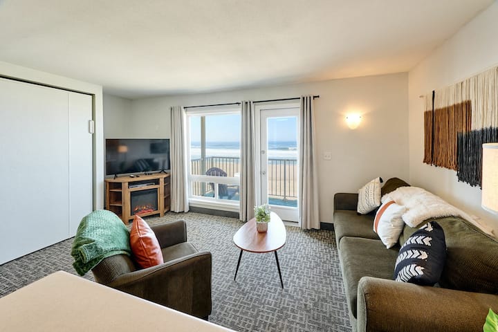Oceanfront Balcony-kitchen-sleeps 6-beach Access! - Lincoln City, OR