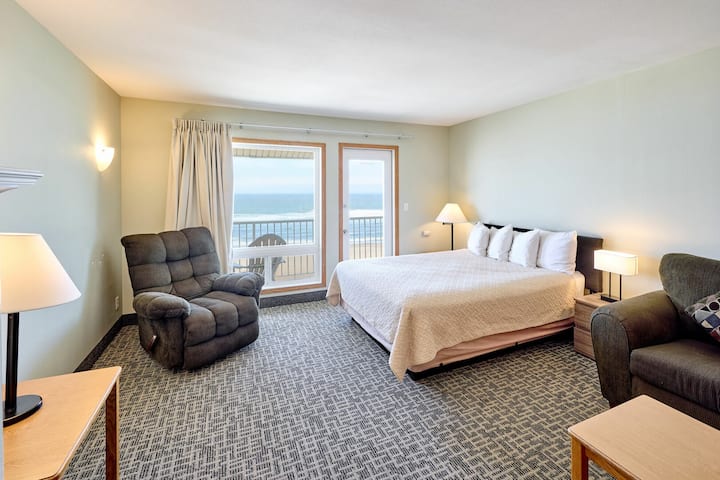 Oceanfront Family Condo! Great Views! Fireplace! - Lincoln City, OR