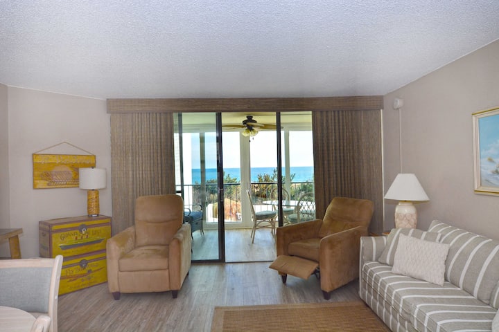 Spacious, Comfortable 1 Bedroom Oceanfront Condo With Free Wifi, An Outdoor Pool, And An Enclosed Porch With A Great Ocean View Located Uptown And Just Steps To The Beach! - Ocean City, MD