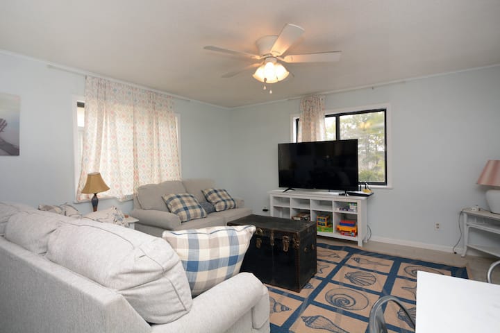 2-bedroom Condo With An Outdoor Pool Located Uptown On The Bayside In A Peaceful, Family-friendly Neighborhood! - Delaware