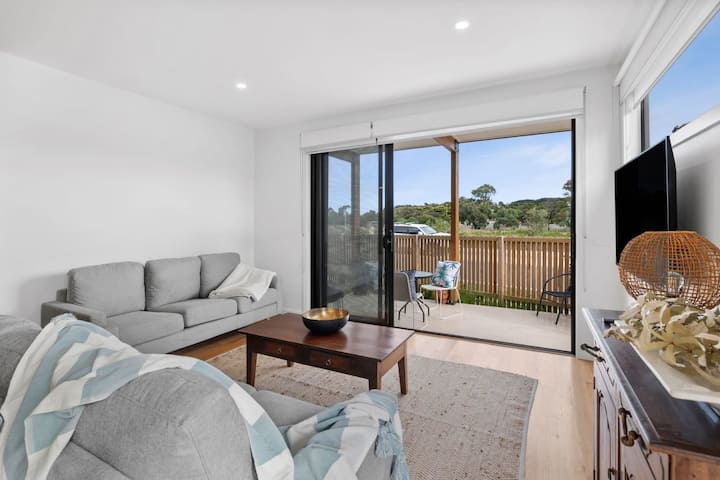 Boardwalk On Bright Coastal Apartment - Torquay