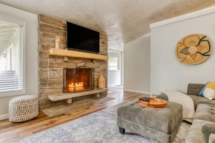 Monmouth Retreat W Hot Tub, Playground & Game Room - Monmouth, OR