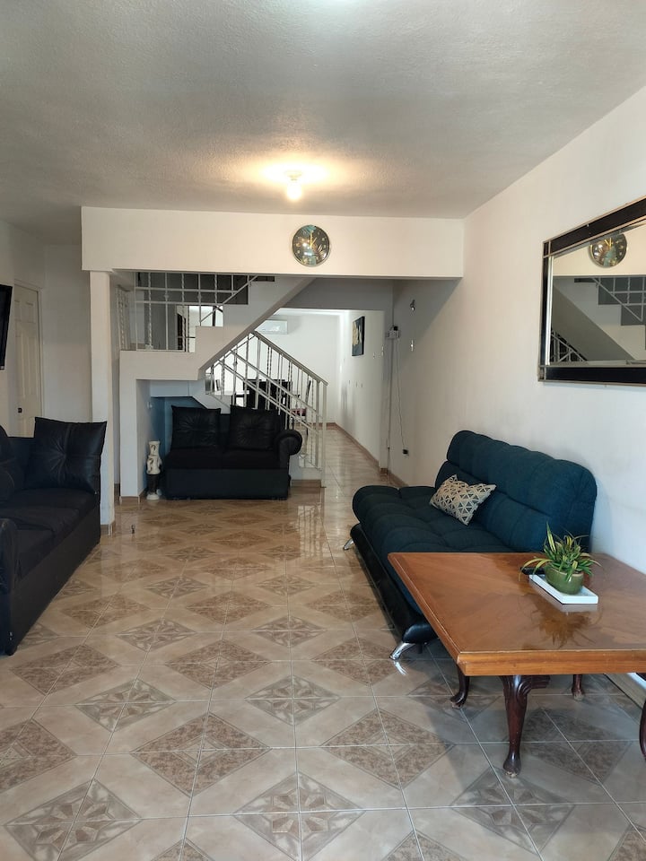 Casa 5 Cuartos, 2 Camas Mat. Y 9 Ind. Y 2 Baños. - Chihuahua