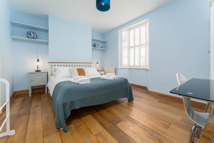 Host & Stay | Blue Hues On Over Street - Brighton