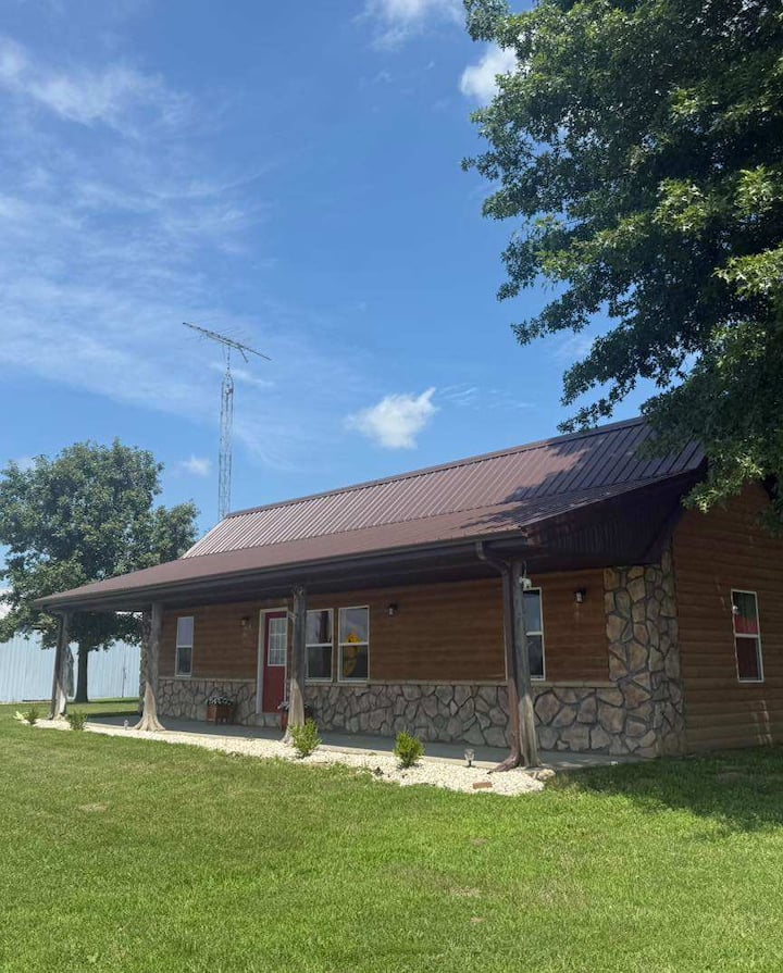 Papa's Cabin - 40 Acres & 5 Acre Lake! - Missouri