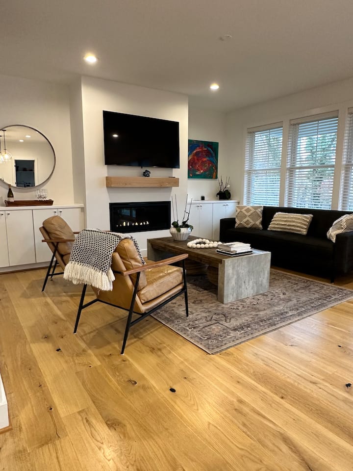 New Luxury Modern Farmhouse, Downtown C'ville - Jefferson Vineyards, Charlottesville