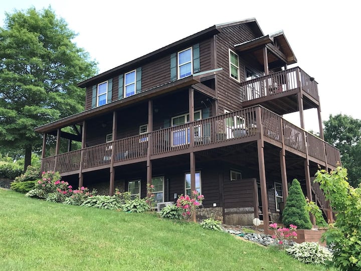 All Decked Out Riverfront, Frpl, Wifi - West Jefferson, NC