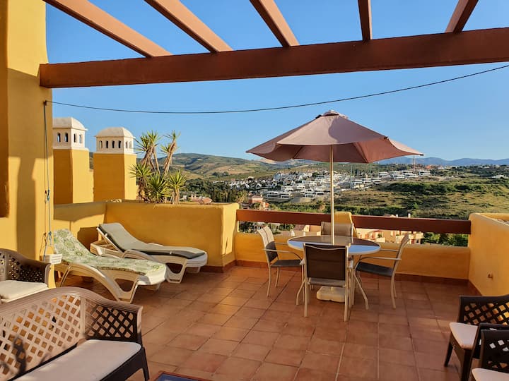 3 Bed Penthouse - Sleeps 8 - Pool - Sea View - Manilva