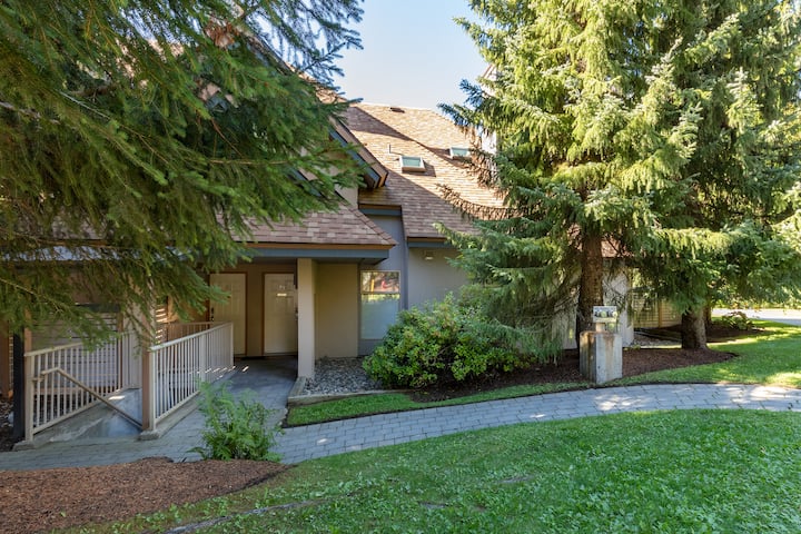 Cozy Townhouse Near Blackcomb W/ Fireplace - Whistler