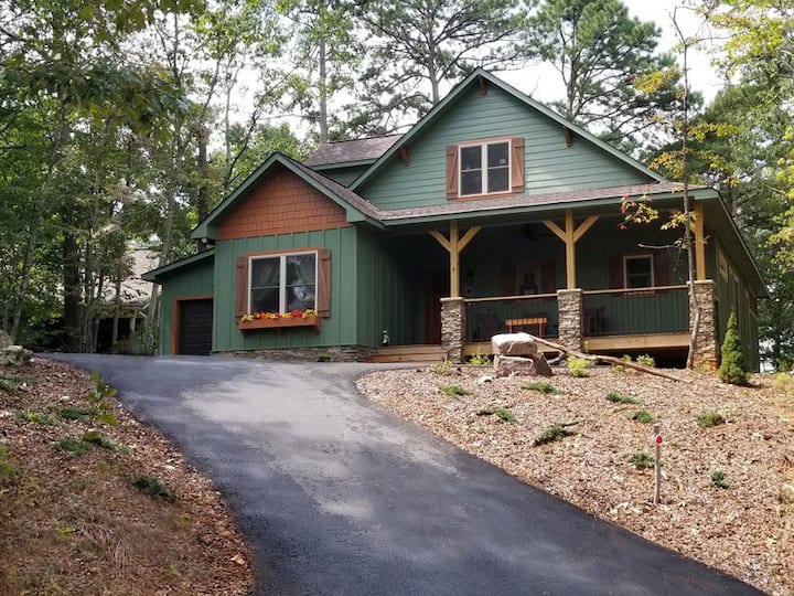 Chalet On The Green | Innsbruck Home With Hot Tub - Helen, GA