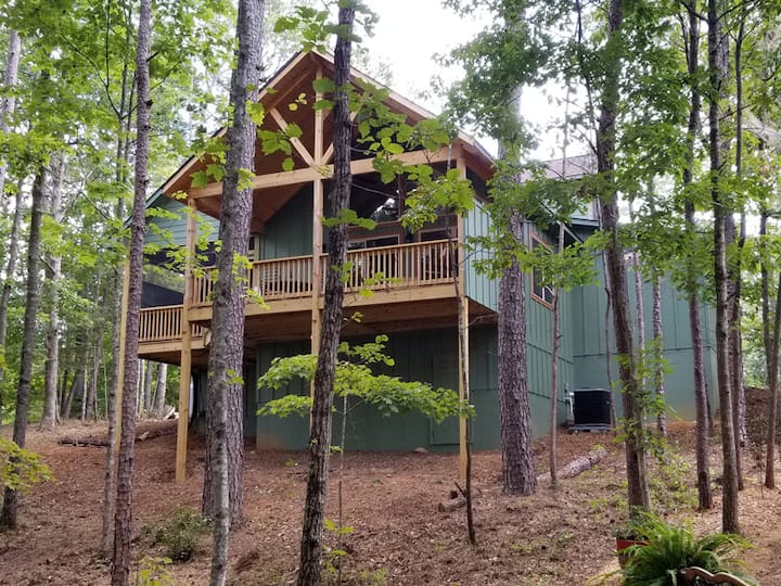 Chalet On The Green | Innsbruck Home With Hot Tub - Helen, GA