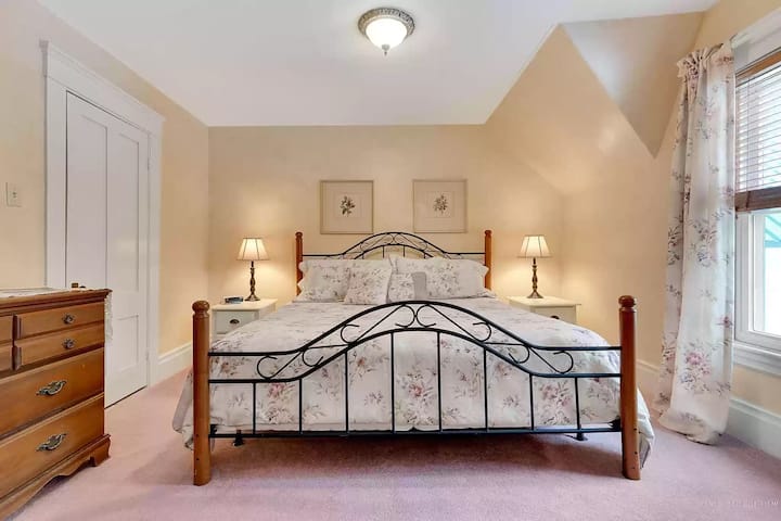 Beautiful Old Fashioned King Suite In Charming B&b - Bridgton, ME