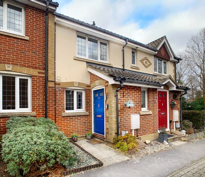 Knaphill - 2 Bedroom Terrace House - With Garden - Woking