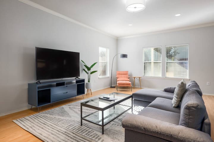 Cozy 3 Bedroom South Austin! Ideal For Long Stays - Buda, TX
