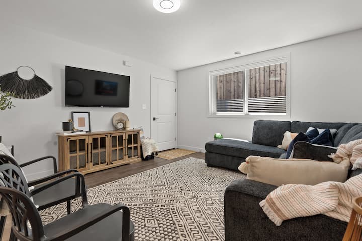 Livingston Way | Family-friendly Retreat | 55" Tv - Pincher Creek