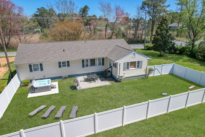 Country Clubhouse | Hot Tub, Dog Friendly, Yard - Delaware