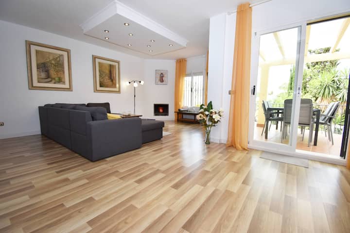 Casa Tolouise – Coastal Apartment Walking Distance - Fuengirola