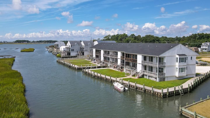 Stingray | Waterfront Condo + Balcony - Chincoteague, VA