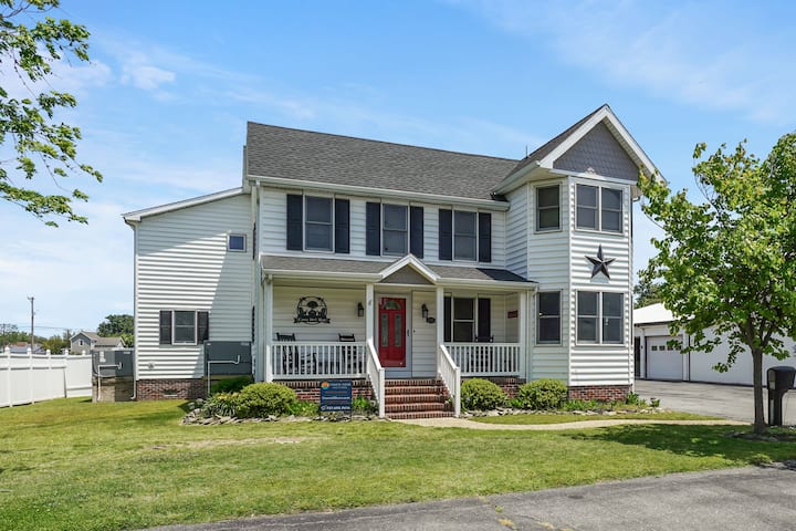 Casa Del Mar | 5br Walk Downtown + Pets + Hot Tub - Chincoteague, VA