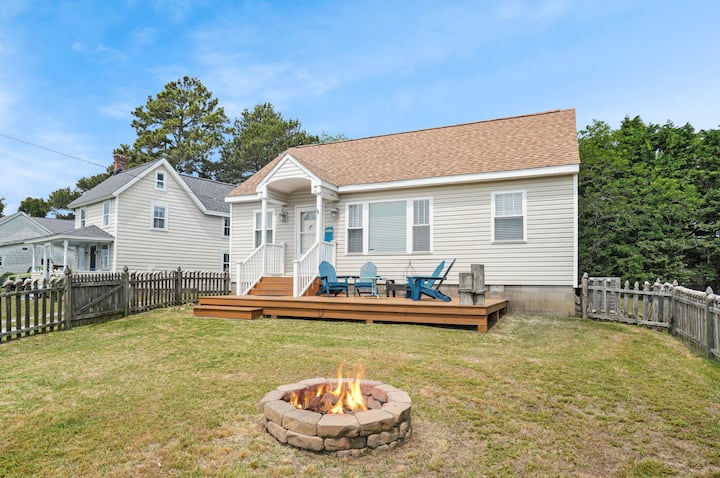 Shell Cottage Pet Friendly, Hot Tub, Fenced Yard! - Chincoteague, VA