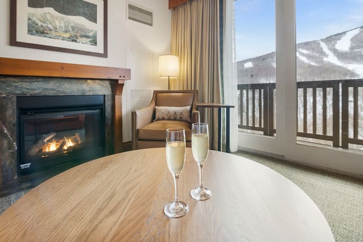 Stunning Studio - Top Floor Views! - Ski In/out - Stowe, VT