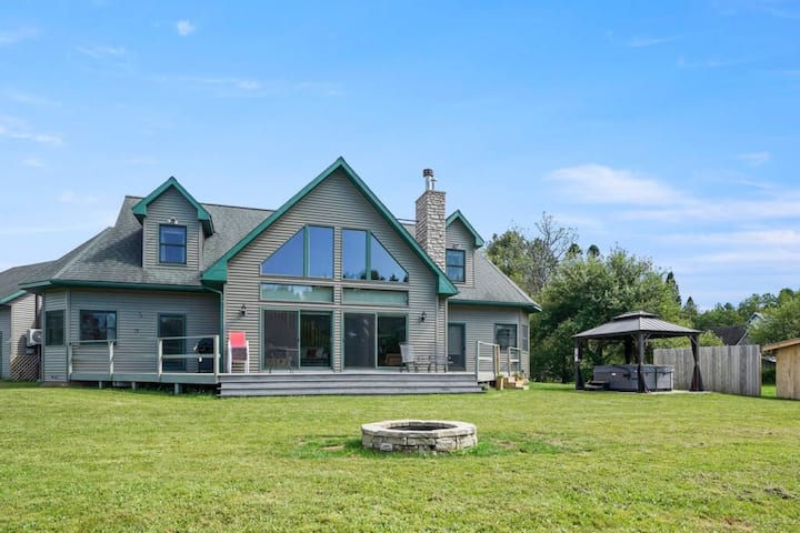 Luxury Retreat | Hot Tub, Sauna, Game Room, Trails - Houghton, MI