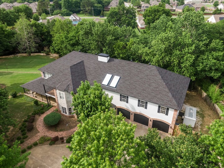 Two Houses, 8 Bedrooms, 4 King Beds, 7400 Sq Ft - Fayetteville, AR